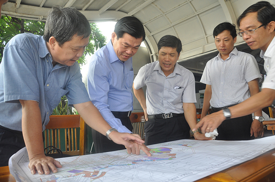 Mr. Nguyen Hong Linh, the member of Party Central Committee, Secretary ...